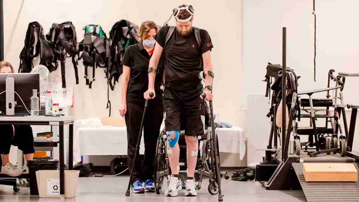 Hombre con cuadriplejía recupera la capacidad de caminar después de ...